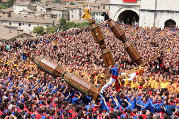 Festa dei Ceri a Gubbio, caduta di Sant’Ubaldo e gioia in Basilica