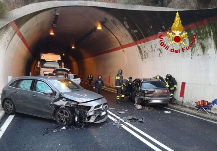 Scontro frontale in galleria sulla Flaminia, tre persone coinvolte